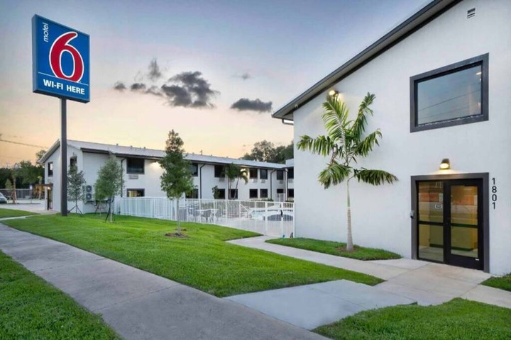 1 Queen Bed Ada/tub/premium/micfridge - Miami Gardens, FL