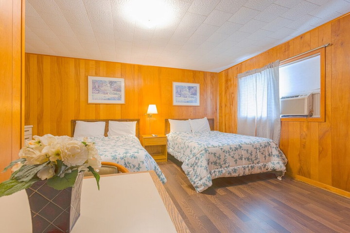 Deluxe 2 Double Beds - Conneaut Lake, PA