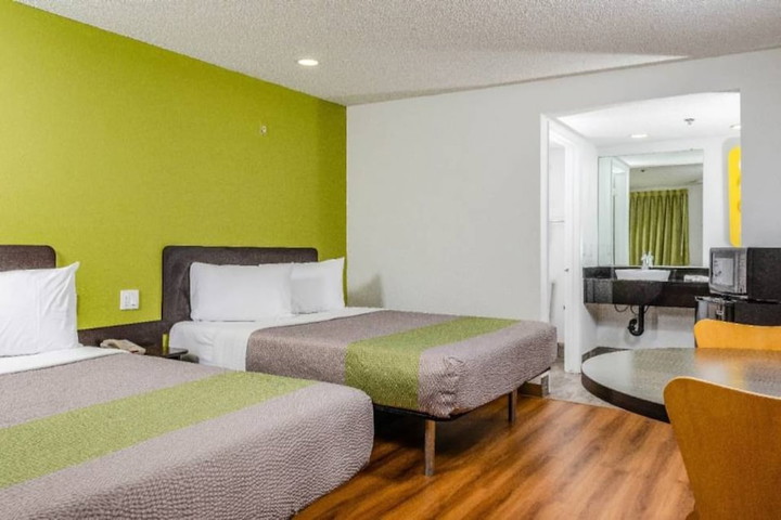 2 Queen Beds Non-smoking Micfridge - Clovis, CA