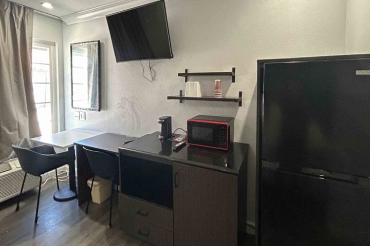 2 Queen Beds Non-smoking Micfridge - Downey, CA