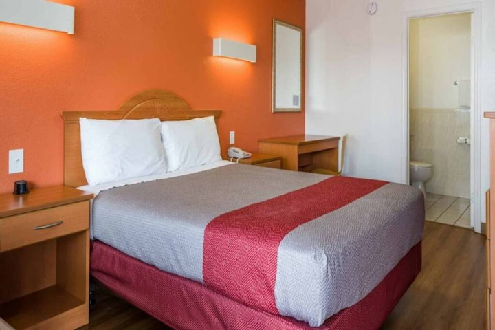 1 Queen Bed Smoking - Walnut Creek, CA
