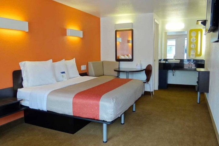 1 King Bed  Mobility Accessible Tub Nsmk - Erie, PA