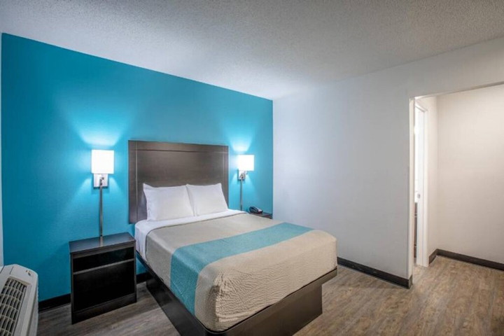 1 Queen Bed Micfridge Non-smoking - Piedmont, SC