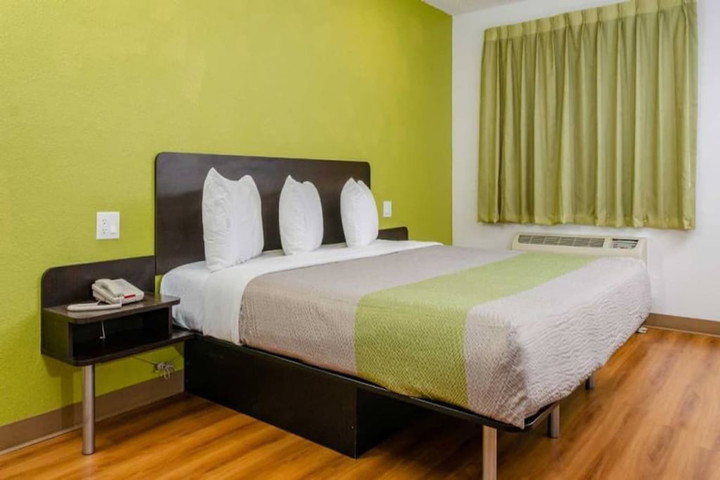 1 Queen Bed  Ada/ri Shower/non-smoking - Fresno, CA