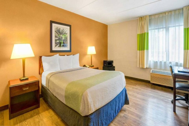 1 King Bed  Non-smoking - Stratford, CT
