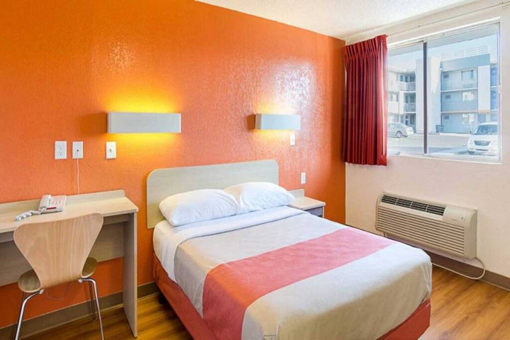 1 Queen Bed Mini Fridge - Colorado