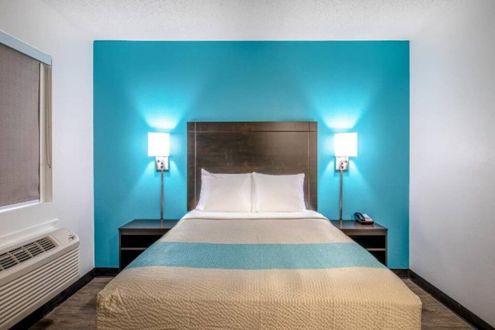 1 Queen Bed Micfridge Smoking - Piedmont, SC