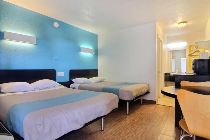 2 Full Beds  Non-smoking Micfridge - Carlsbad, NM