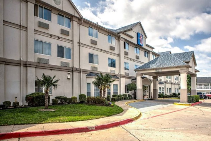 1 King Bed Mobility Accessible Tub Nsmk - Dallas, TX