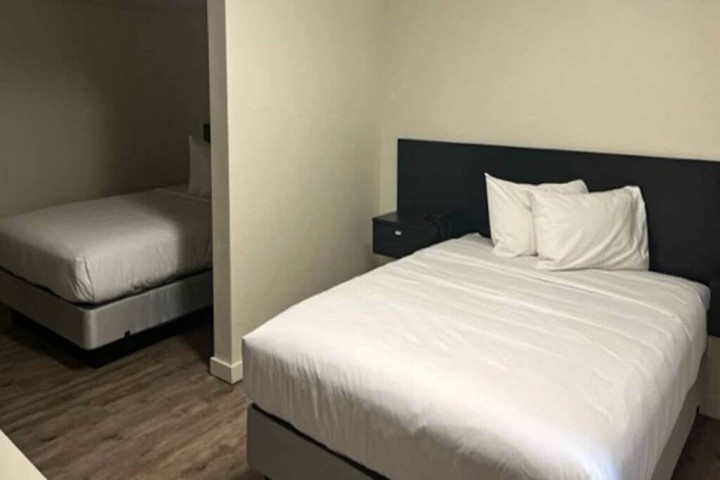 1 Queen Bed  Mobil Access Tub Nsmk Kitchen - Burbank, WA
