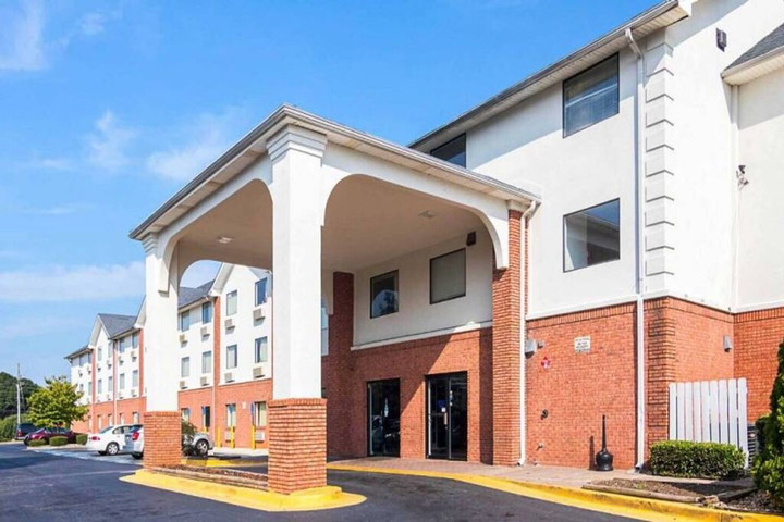 2 Full Beds  Smoking Micfridge - Riverdale, GA