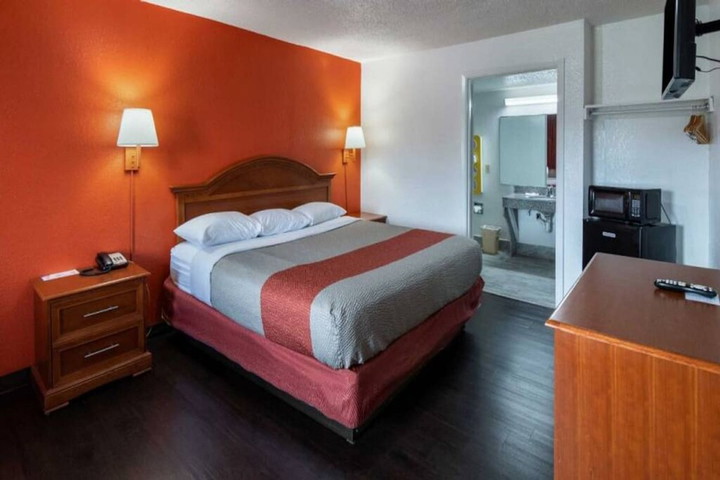 1 King Bed Non-smoking Micfridge - Montgomery, AL