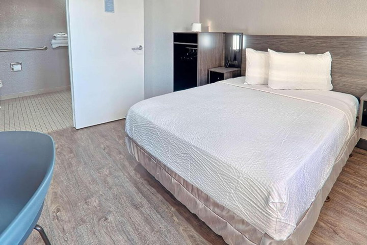 1 Queen Bed  Micfridge Smoking - California