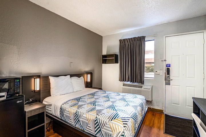 1 Queen Bed Ada/ri Shower/micfridge - Connecticut