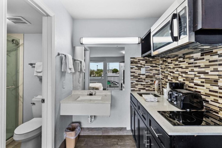 3 Queen Beds  Non-smoking Kitchen - Wilmington, NC
