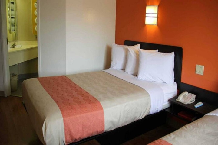 2 Full Beds  Non-smoking Micfridge - Norwalk, OH