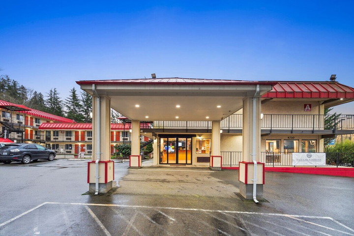 2 Queen Bed - Renton, WA