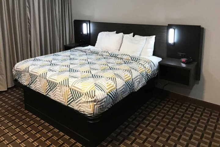 1 King Bed Non-smoking Micfridge - Tupelo, MS