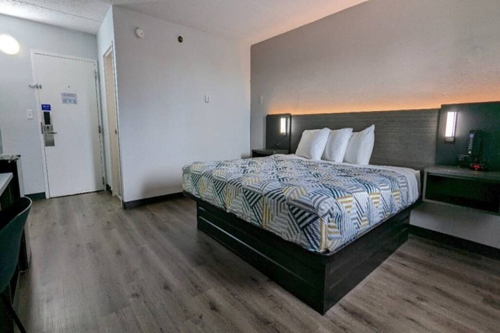 1 King Bed  Newly Redesigned Nsmk - Salem, MA