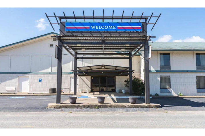 1 King Bed  Non-smoking - Arkadelphia, AR