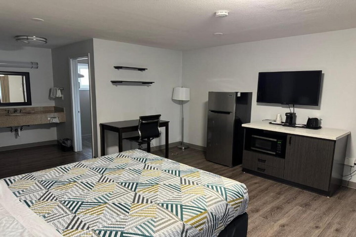 1 Queen Bed Suite Non-smoking Micfridge - Beaverton, OR