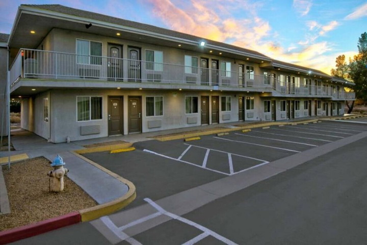 2 Queen Beds Smoking - Apple Valley, CA