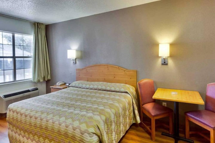 1 Queen Bed  Smoking - Richardson