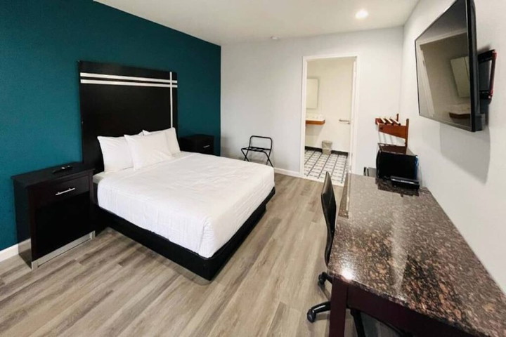 1 King Bed Non-smoking Micfridge - Vallejo, CA