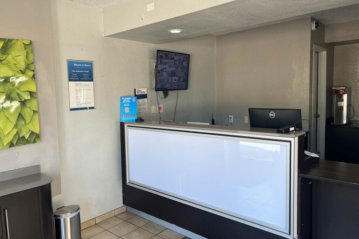 1 King Bed Mobility Accessible Ri Shower Nsmk - Modesto, CA