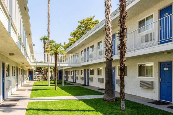 2 Full Beds - Bakersfield, CA