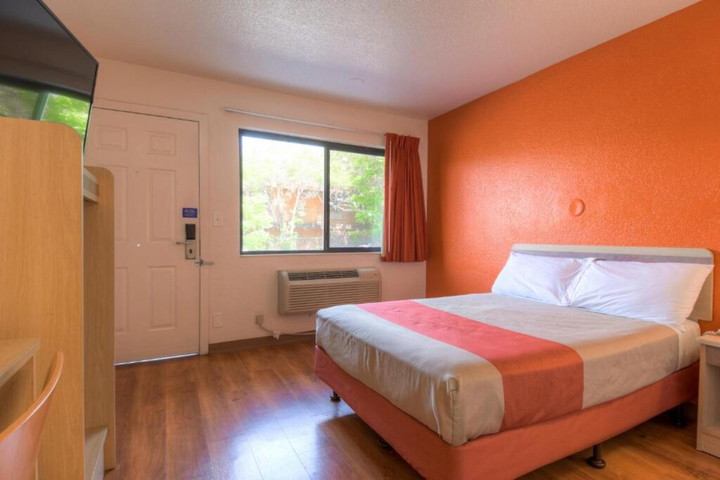 1 Queen Bed - Tijuana