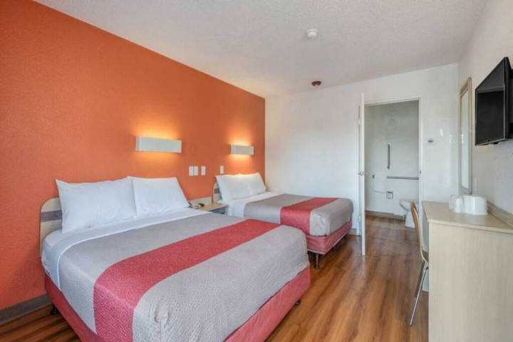 2 Queen Beds  Deluxe Micfridge - Fairfield, CA
