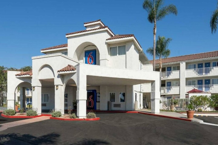 2 Full Beds Mini Fridge - Ventura, CA