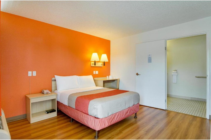 1 Queen Bed Micfridge - Tacoma, WA