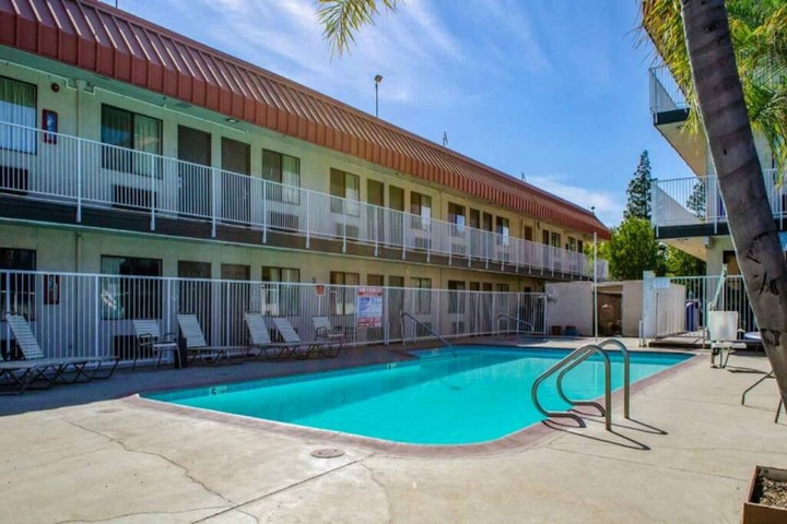 2 Queen Beds Ada/ri Shower/non-smoking - Fresno, CA