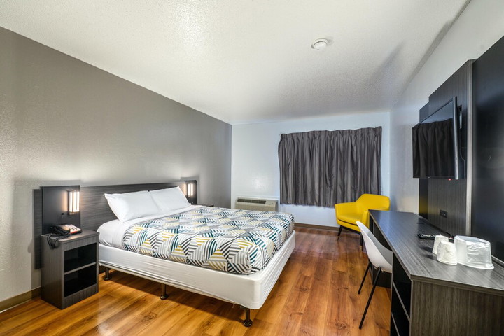 1 King Bed Non-smoking - Connecticut