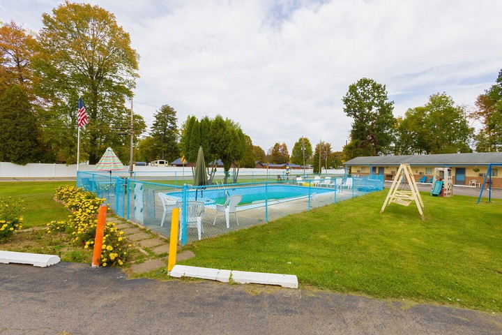Deluxe King Bed - Conneaut Lake, PA