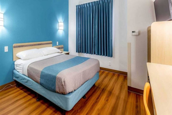 1 King Bed  Non-smoking Micfridge - Belleville, IL