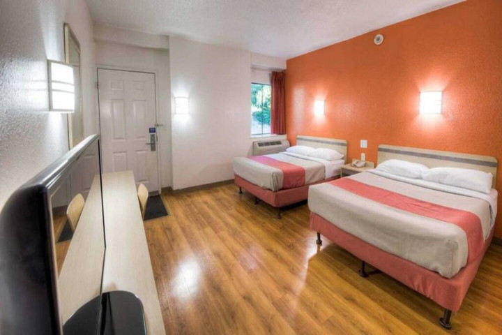 2 Full Beds Ada/tub - Suffolk County, NY