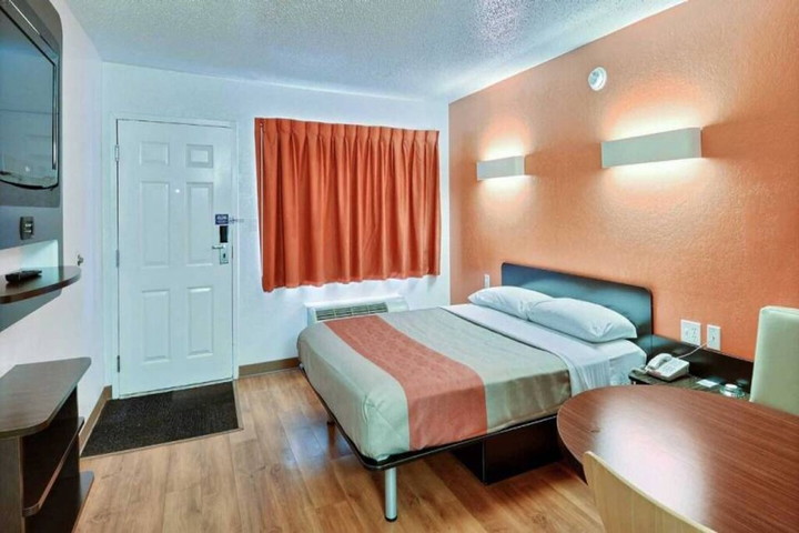 1 Queen Bed - Lowell, MA