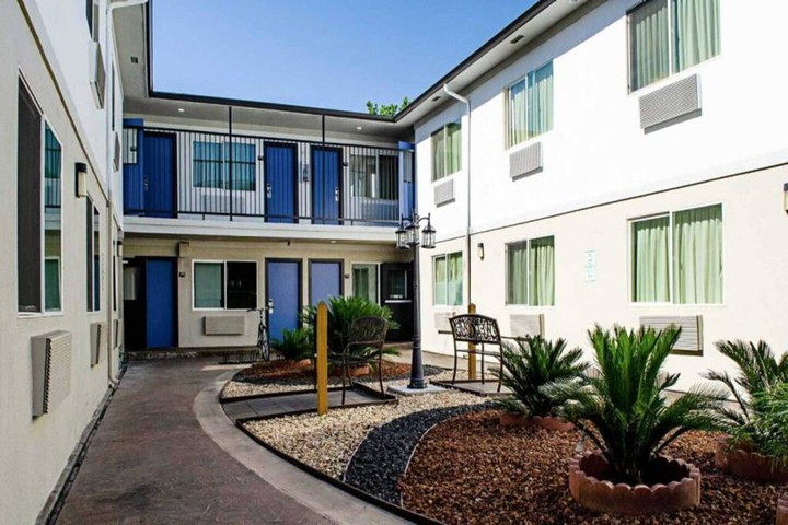 2 Full Beds Non-smoking - Modesto, CA