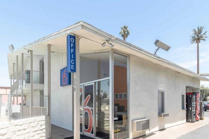 2 Full Beds  Smoking Mini Fridge - Bakersfield, CA