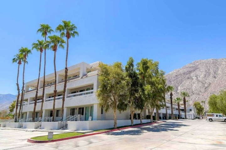 2 Full Beds Premium Mini Fridge - Palm Springs, CA