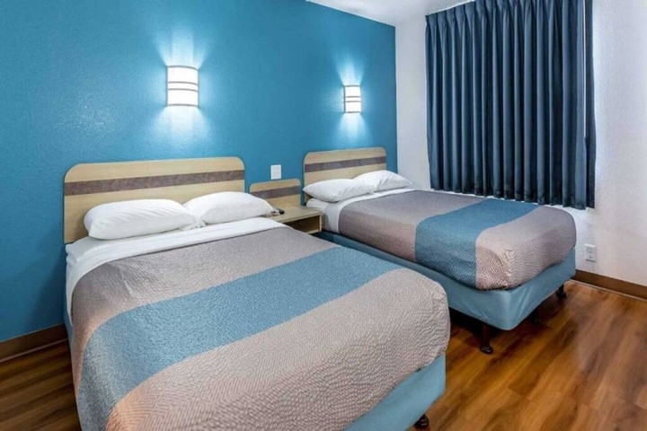 2 Full Beds  Non-smoking - Illinois