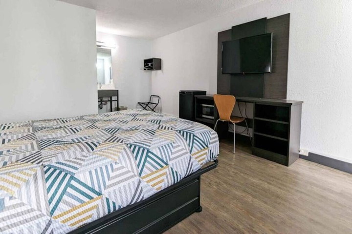 1 Queen Bed  Ada/tub/micfridge - Springfield, MA