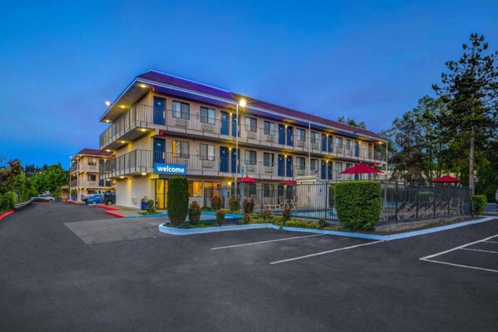1 Full Bed  Ada/tub - Redmond, WA