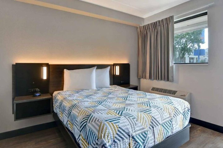 1 King Bed  Non-smoking Kitchen - Jacksonville, FL