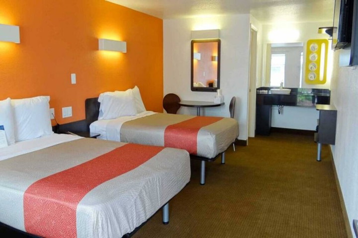 2 Full Beds Mobility Accessible Tub Nsmk - Erie, PA