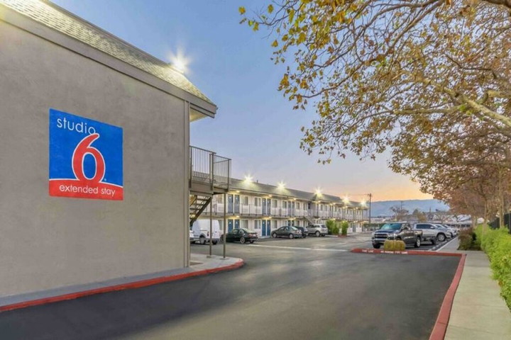 1 Full Bed Mobil Acc Ri Shwr Nsmk Kitchen - Hayward, CA