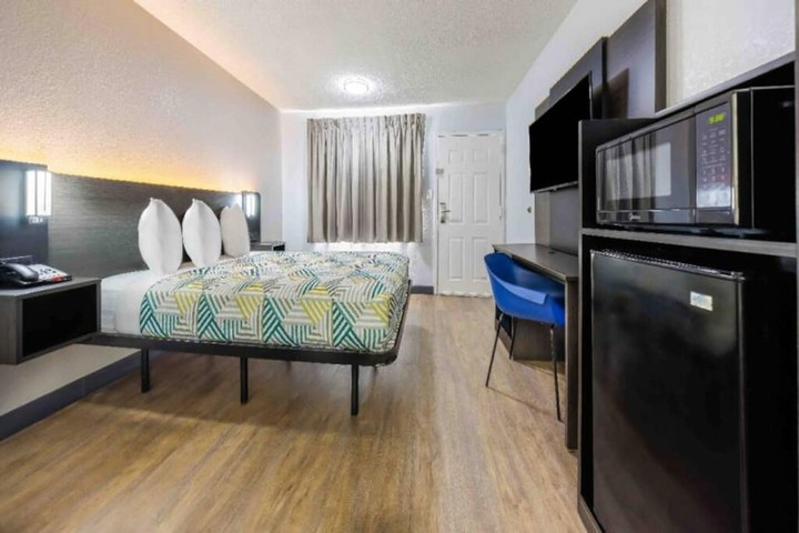 1 Queen Bed Non-smoking - Bedford, TX